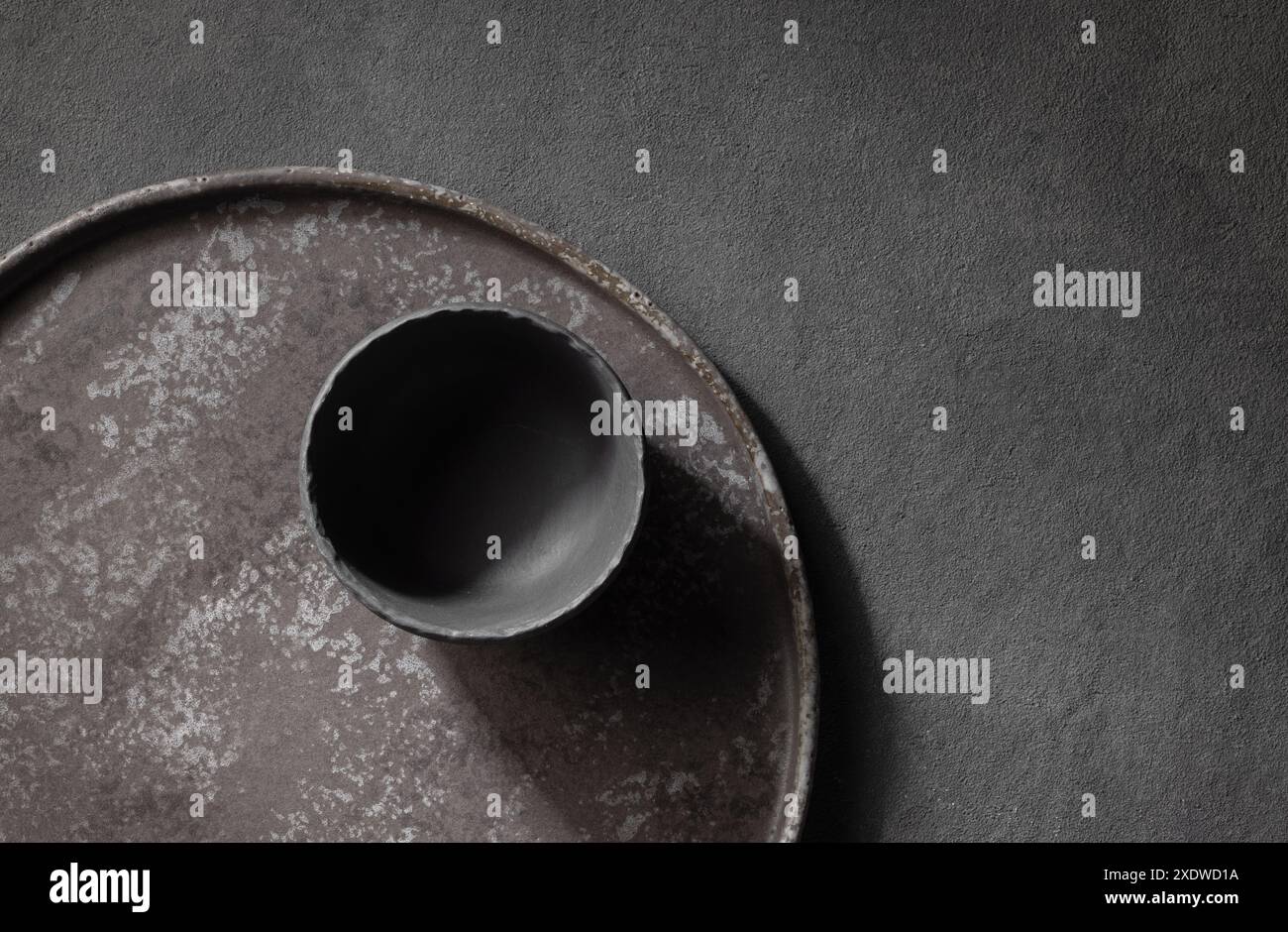 empty gray dishes on grey table, top view Stock Photo - Alamy