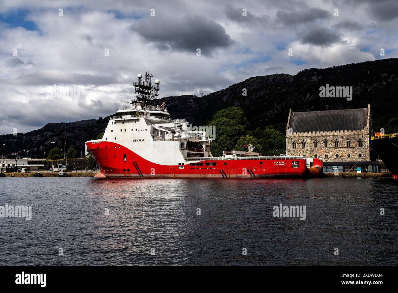 Offshore AHTS anchor handling tug supply vessel Siem Pearl, at ...
