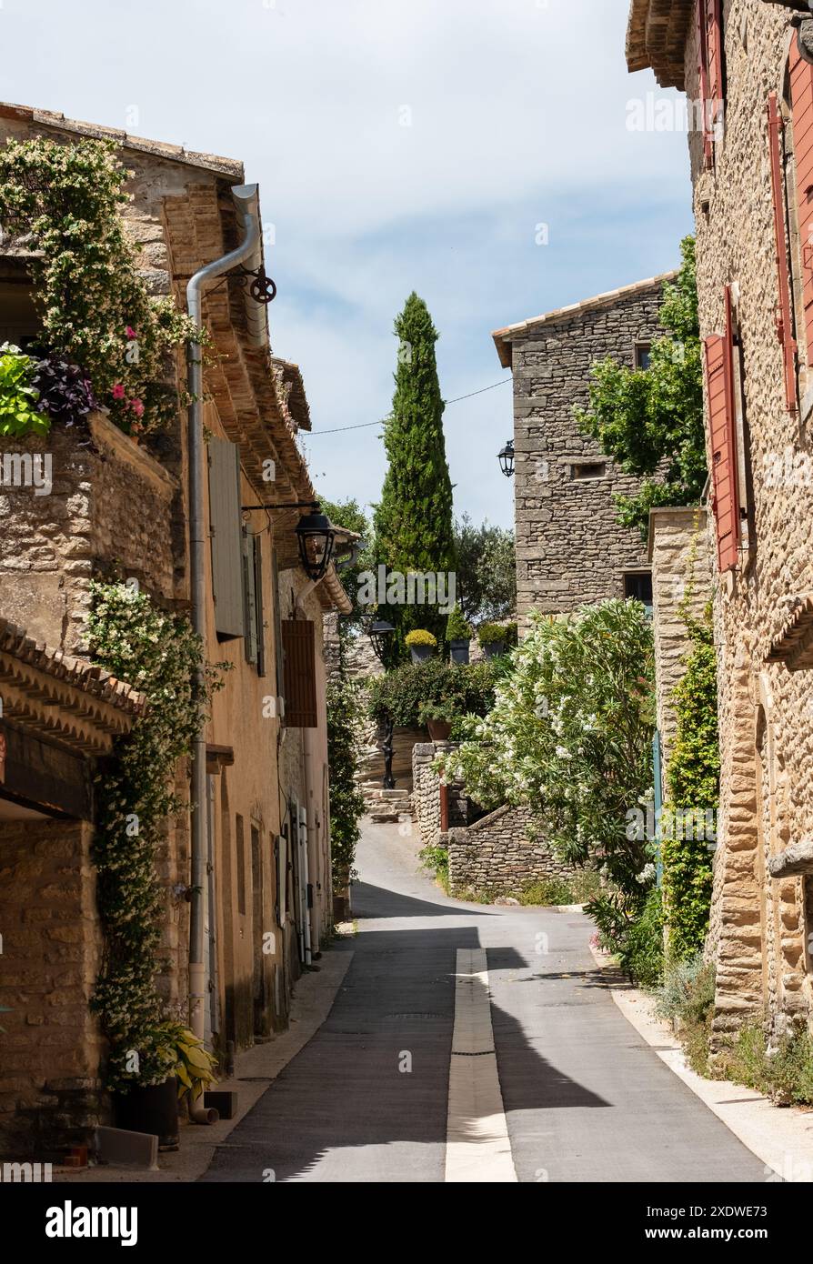 Street view in the small, picturesque hilltop village of Goult, Petit ...