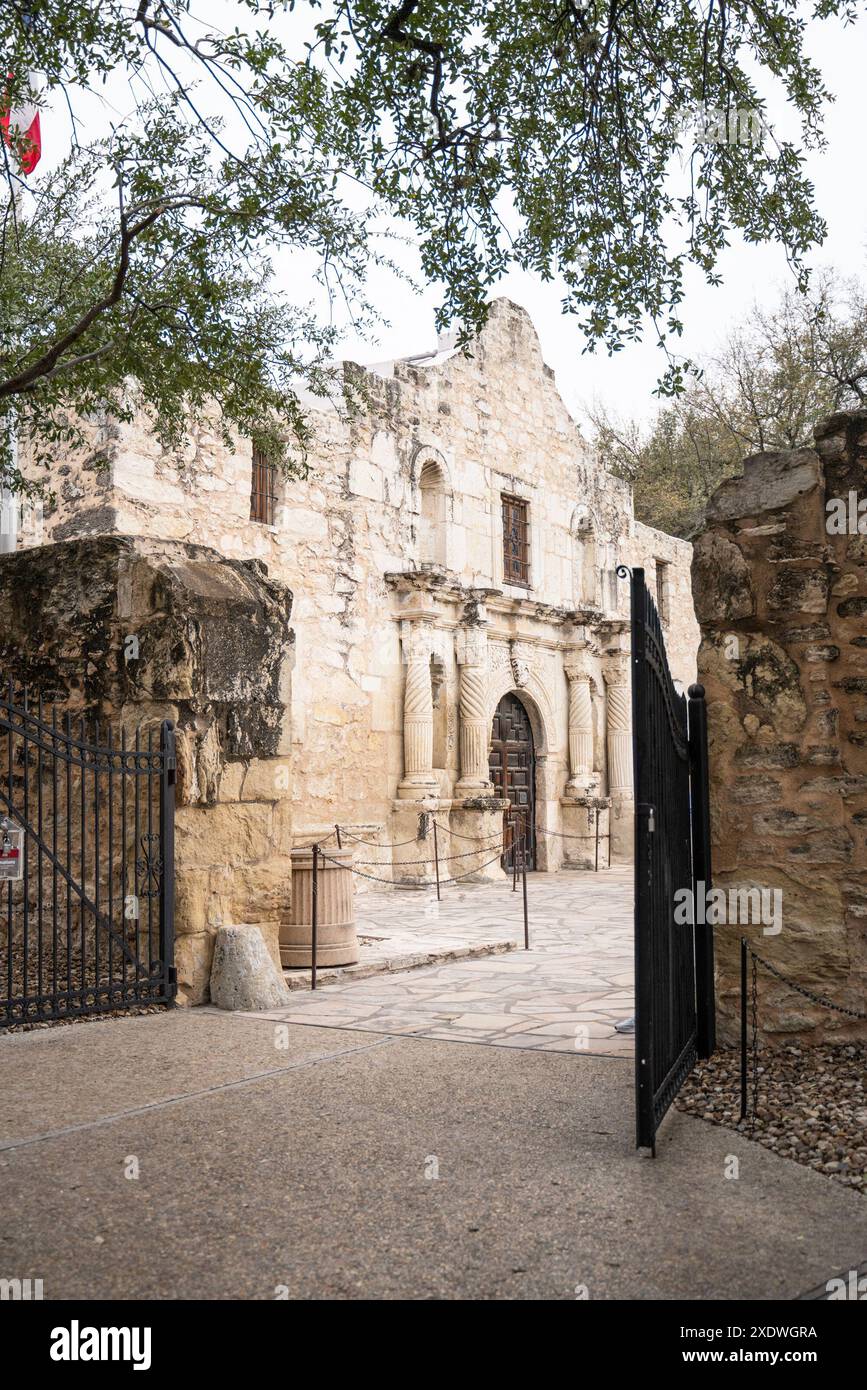 The alamo san antonio monument hi-res stock photography and images - Alamy