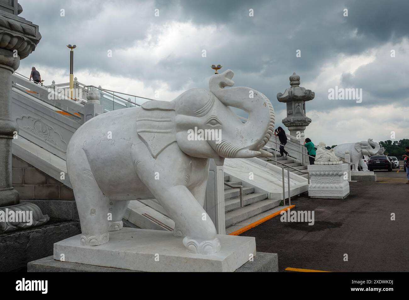 Large elephant statue hi-res stock photography and images - Alamy