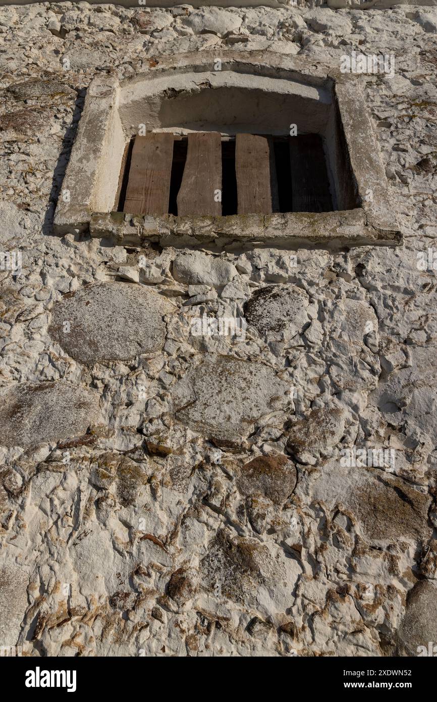 old damaged building wall, old damaged destructible building wall Stock ...