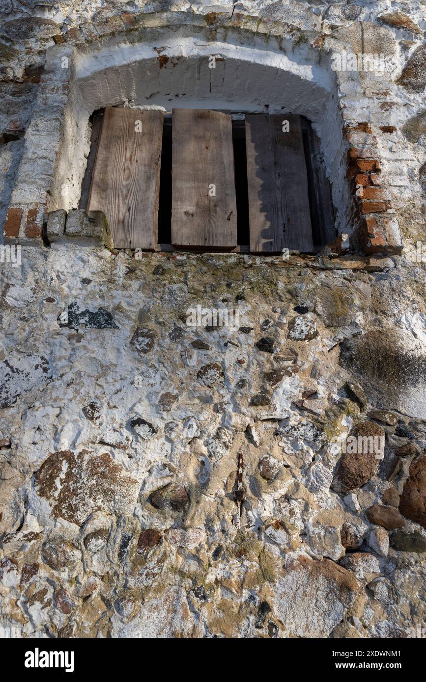 old damaged building wall, old damaged destructible building wall Stock ...