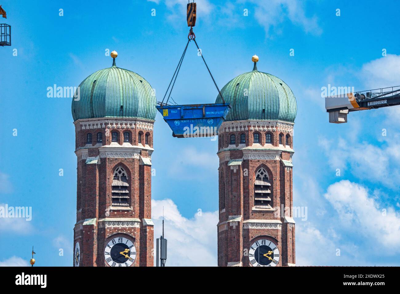 Wahrzeichen Frauenkirche, Baucontainer am Kran, München, Juni 2024 ...