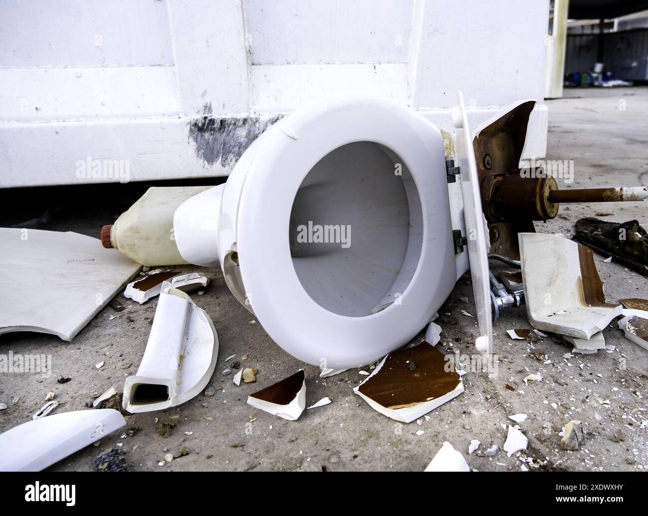 Damaged toilet bowl abandoned hi-res stock photography and images - Alamy