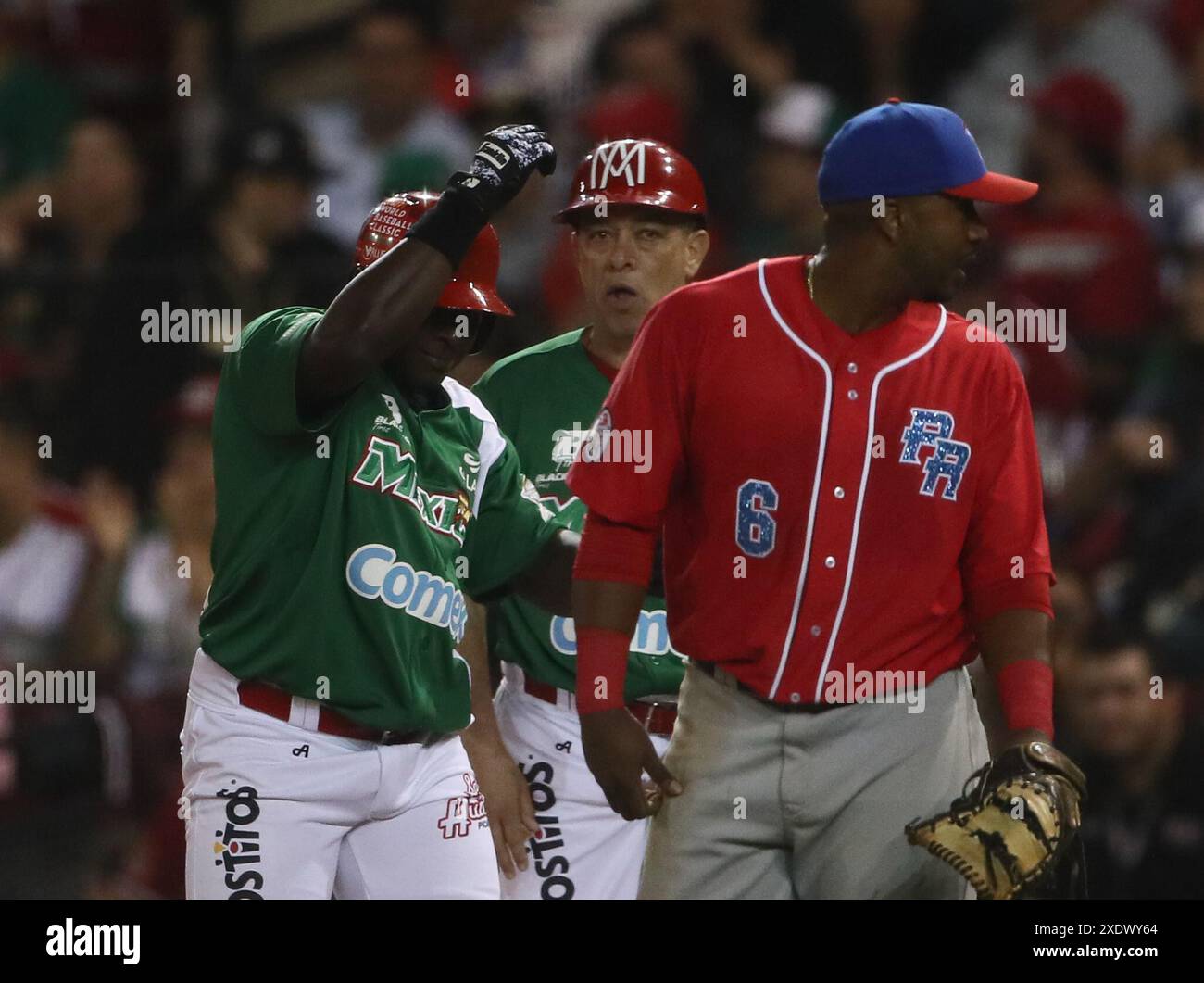 Carrera de base hi-res stock photography and images - Alamy