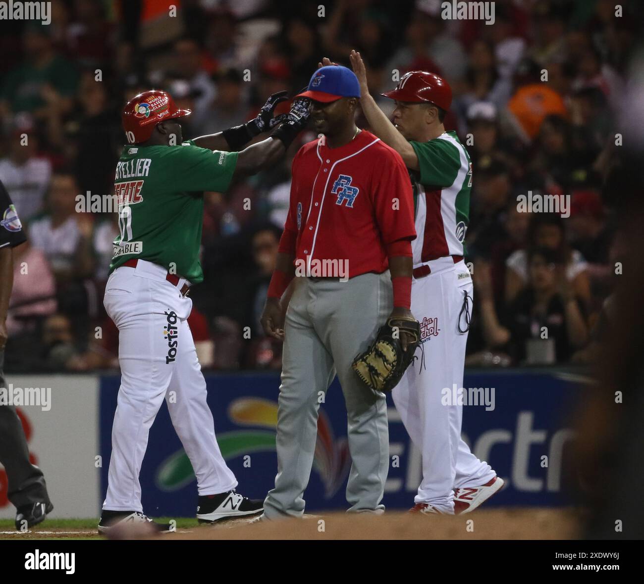 Carrera de base hi-res stock photography and images - Alamy