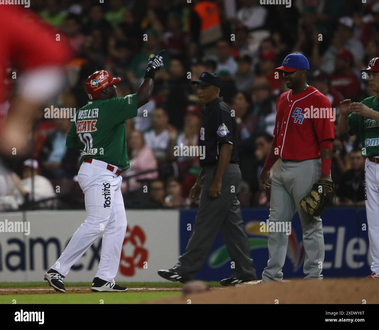Ronnier Mustelier de Mexico Celebra carrera en primera base , during ...