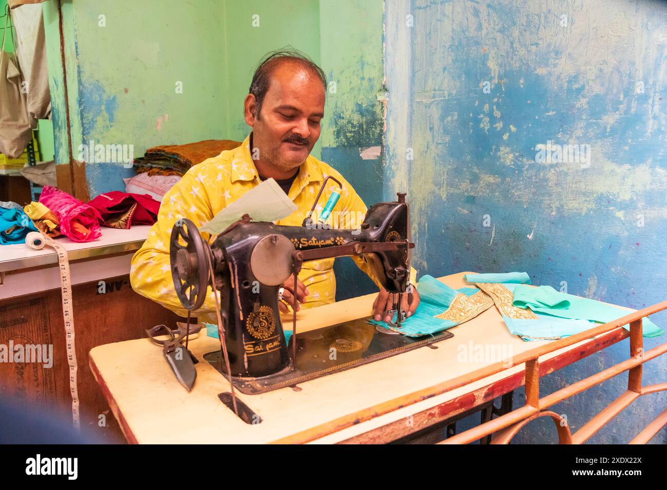 Indian man old sewing machine hi-res stock photography and images - Alamy