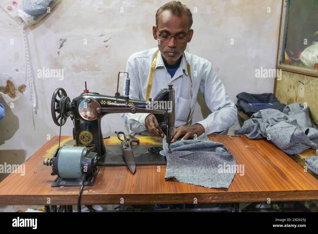 Indian man old sewing machine hi-res stock photography and images - Alamy