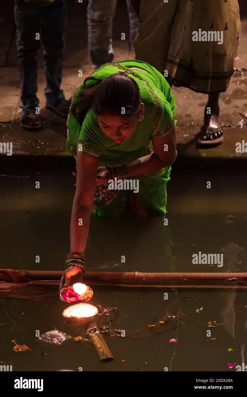 Indian woman praying fire hi-res stock photography and images - Alamy