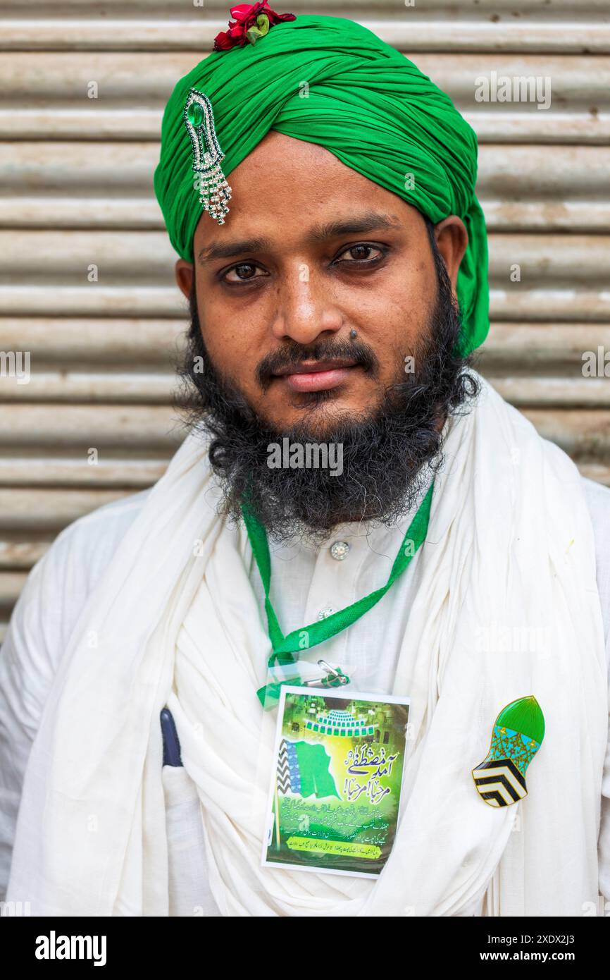 India, Uttar Pradesh, Varanasi, Bangali Tola. Man in green turban ...