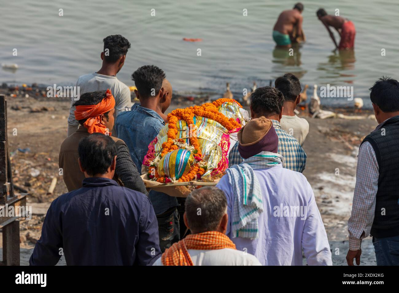 India, Uttar Pradesh, Varanasi, Bangali Tola. Shroud-wrapped dead body ...