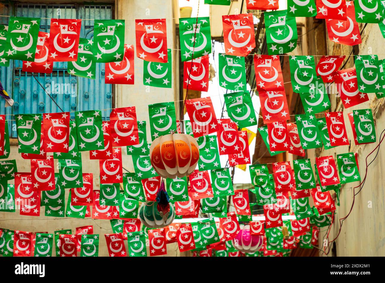 Green islamic flags hi-res stock photography and images - Alamy