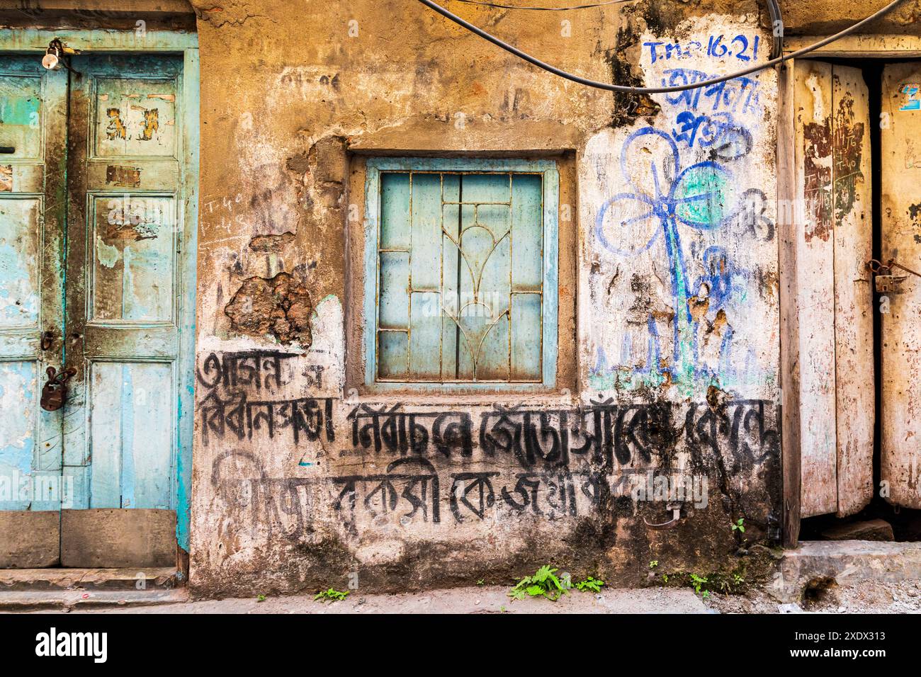 India, West Bengal, Kolkata, College Square. Graffiti-covered wall ...