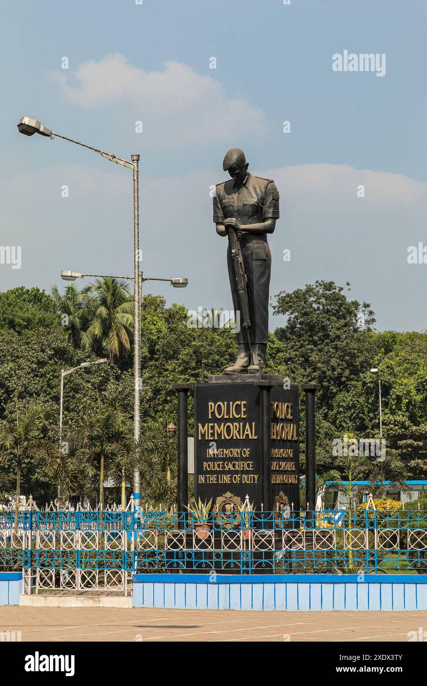 India, West Bengal, Kolkata, Maidan. Police memorial statue and garden ...