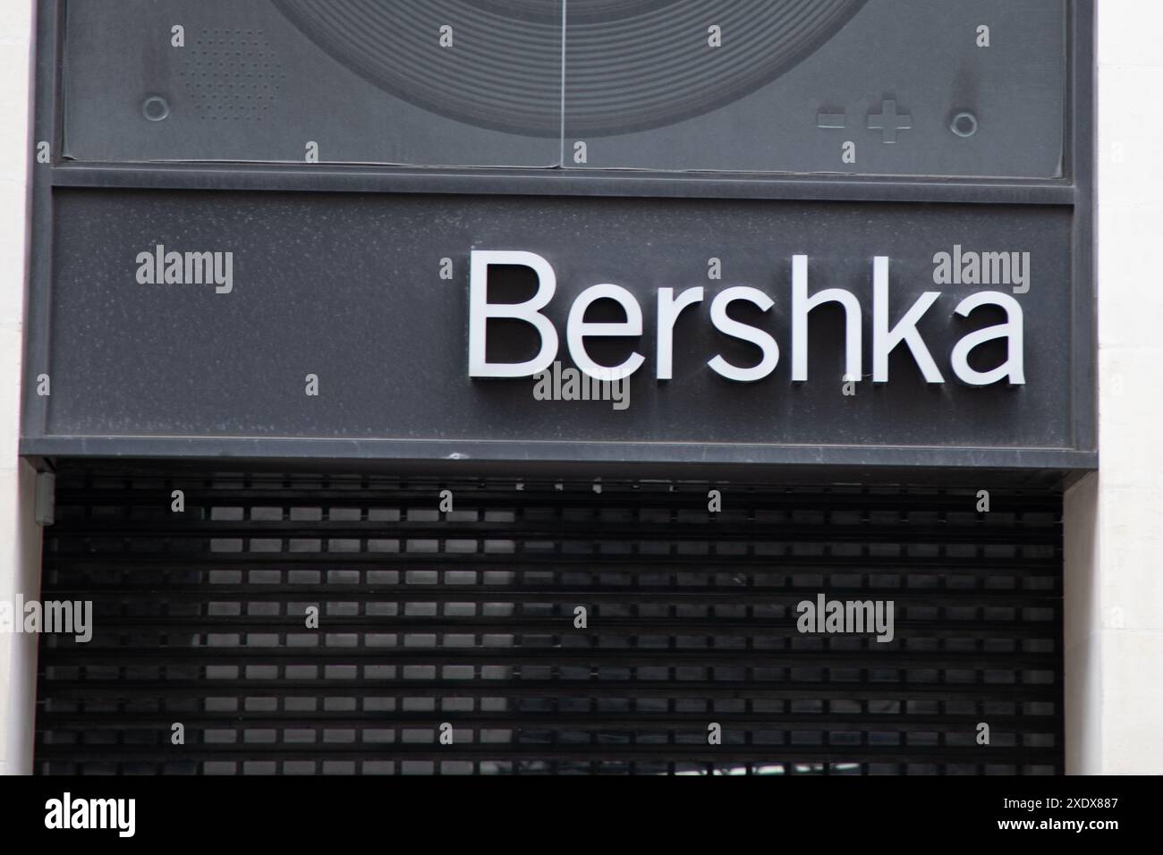 Bershka logo hi-res stock photography and images - Alamy