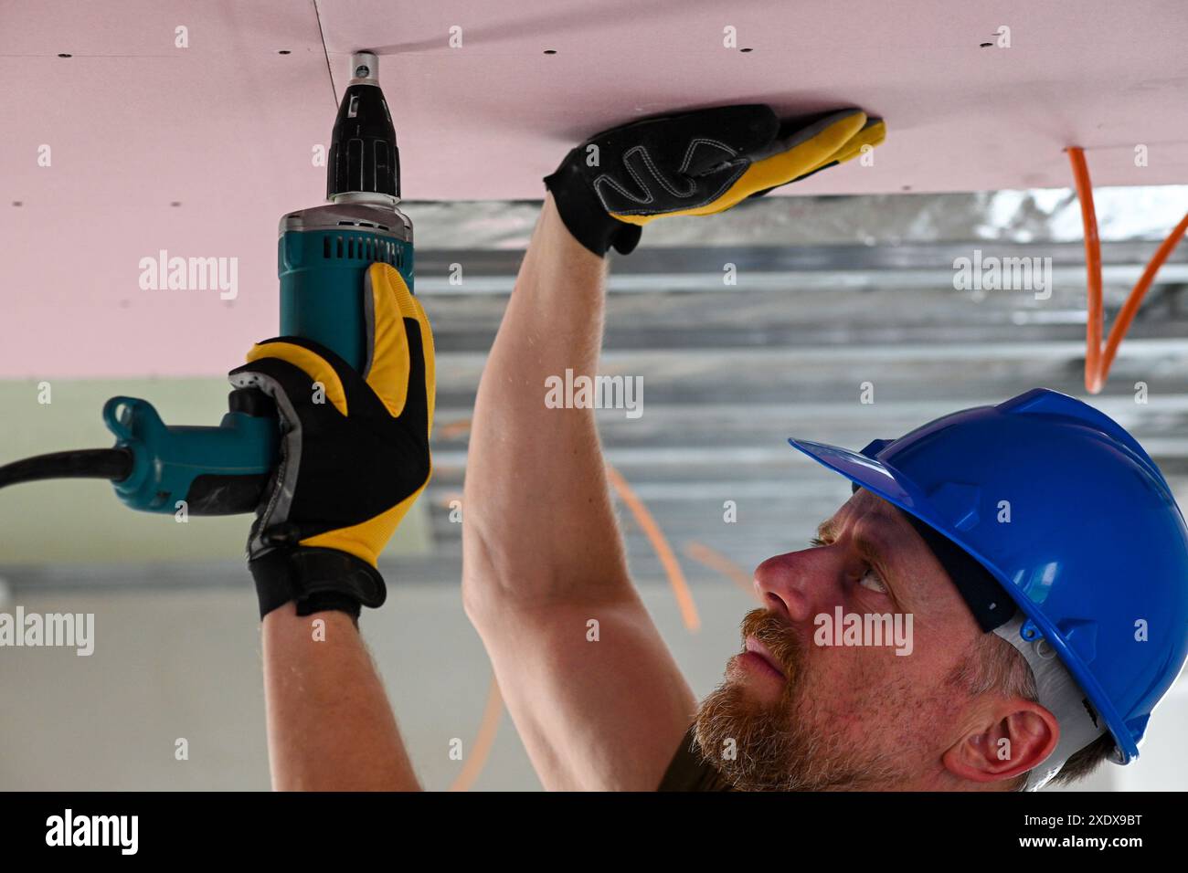 Worker install drywall using screwdriver hi-res stock photography and ...