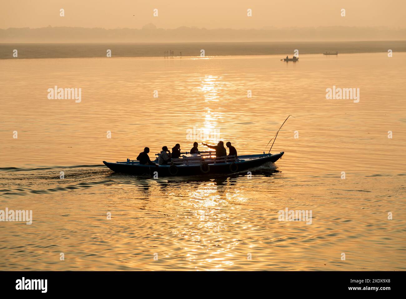 Boat full people varanasi india hi-res stock photography and images - Alamy