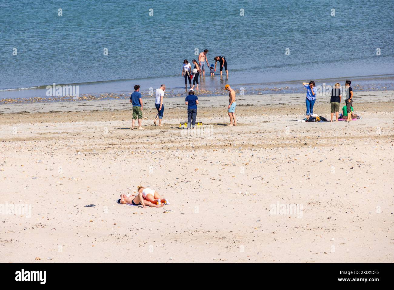Sunny day beach people sunbathing hi-res stock photography and images ...