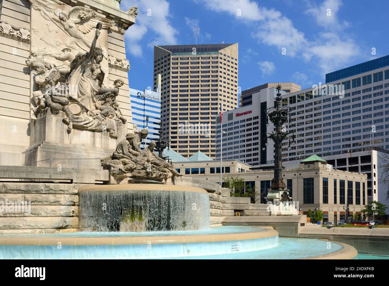 Indiana State Soldiers and Sailors Monument with fountains on Monument ...