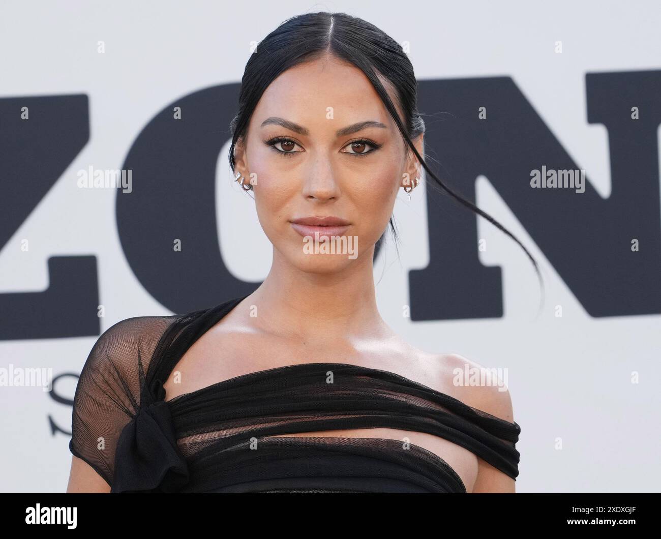 Wasé Chief arrives at the HORIZON: AN AMERICAN SAGA CHAPTER 1 Los ...