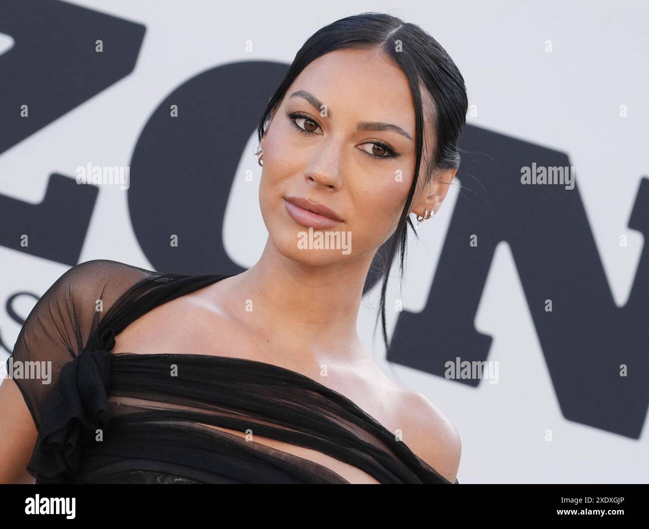 Wasé Chief arrives at the HORIZON: AN AMERICAN SAGA CHAPTER 1 Los ...