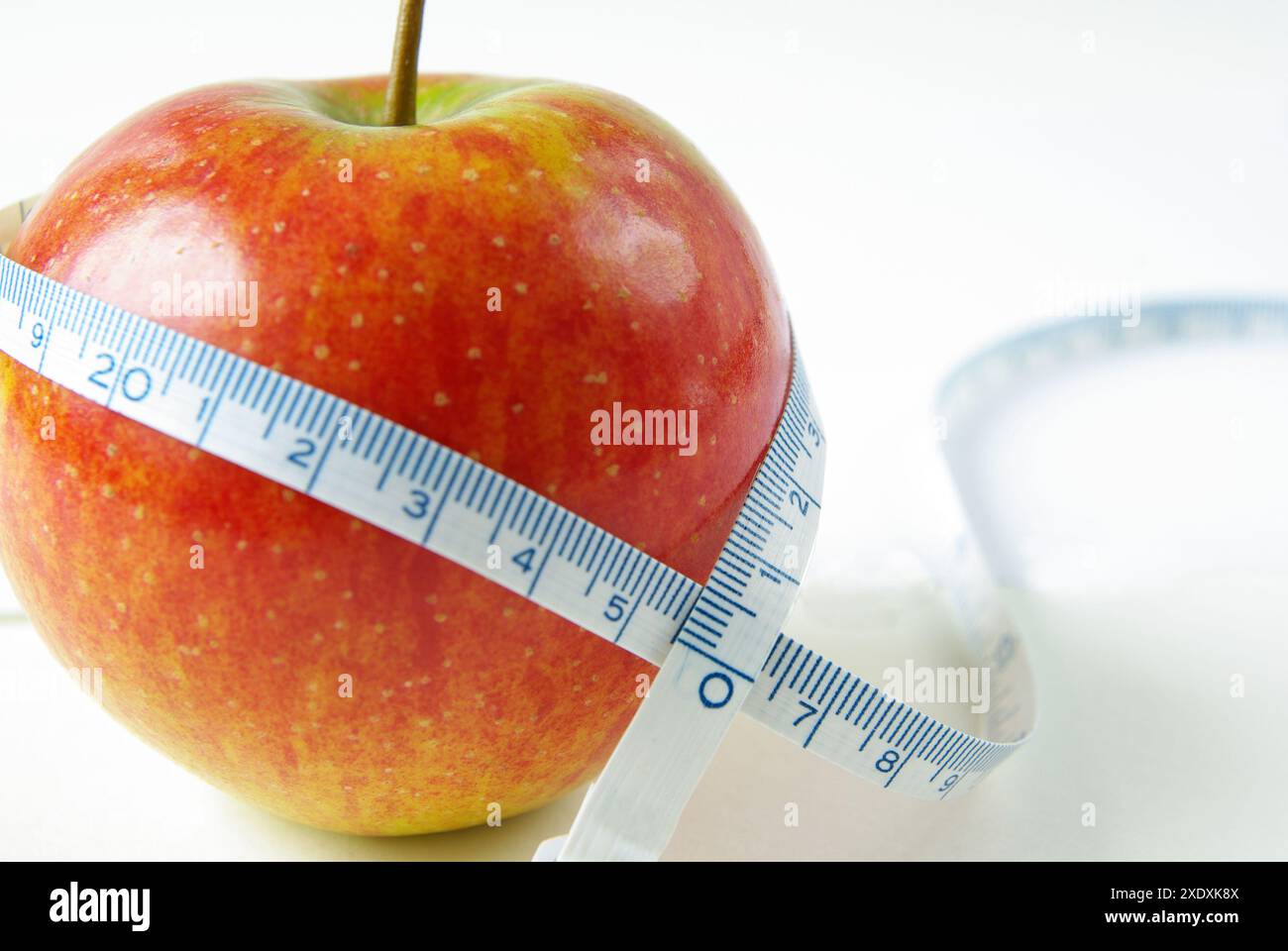 Apple with measuring tape as a suggestion for a diet Stock Photo - Alamy