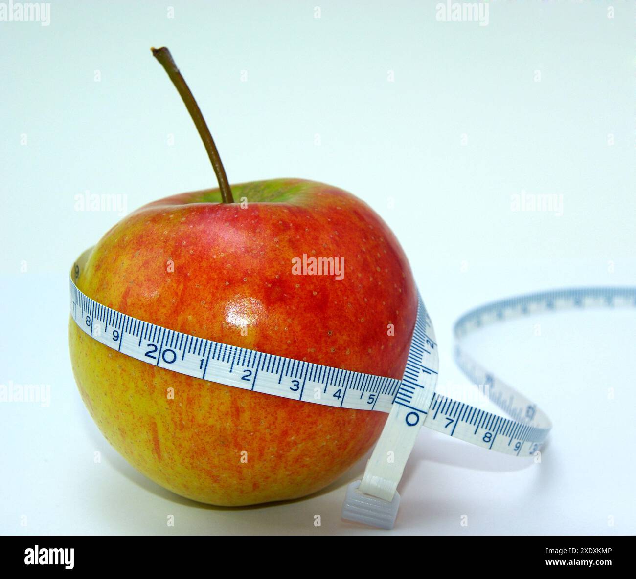 Apple with measuring tape as a suggestion for a diet Stock Photo - Alamy