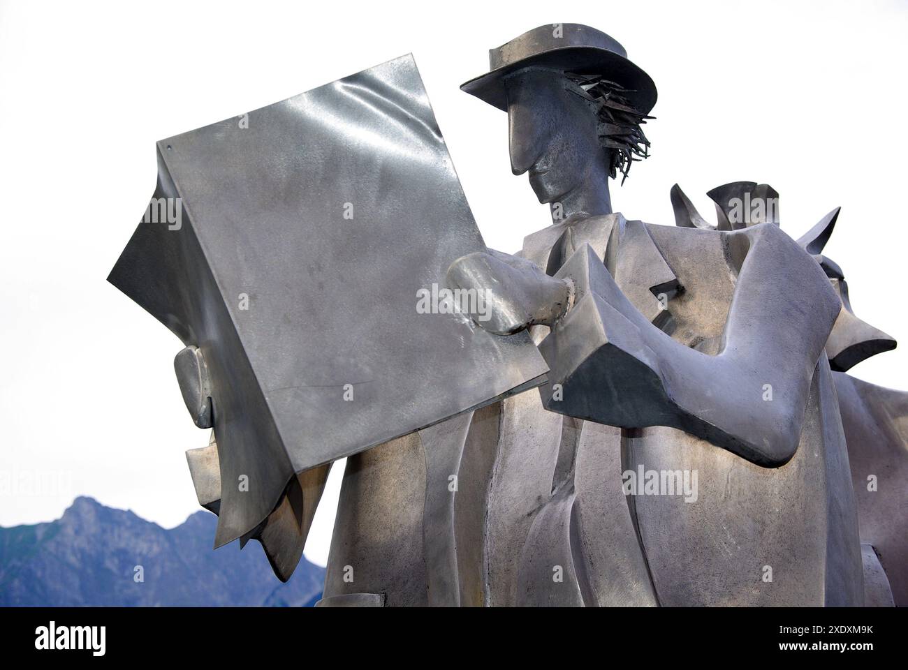 Statue reads newspaper Stock Photo - Alamy