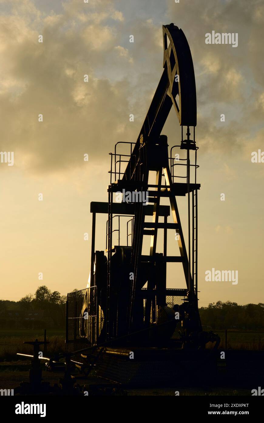 Horse head oil pump hi-res stock photography and images - Alamy