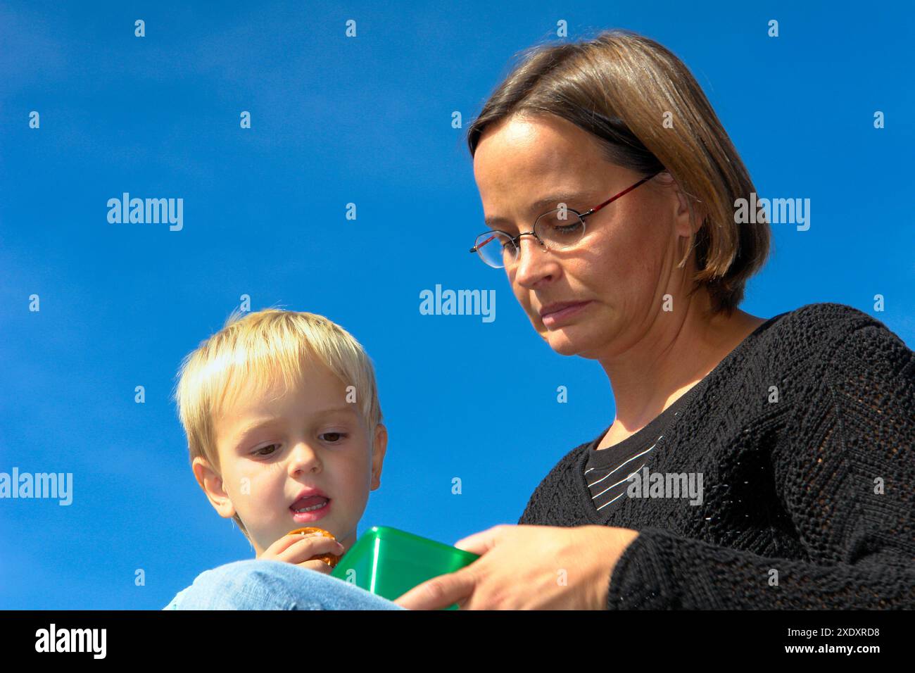 Mutter sohn kind kind jung hi-res stock photography and images - Alamy