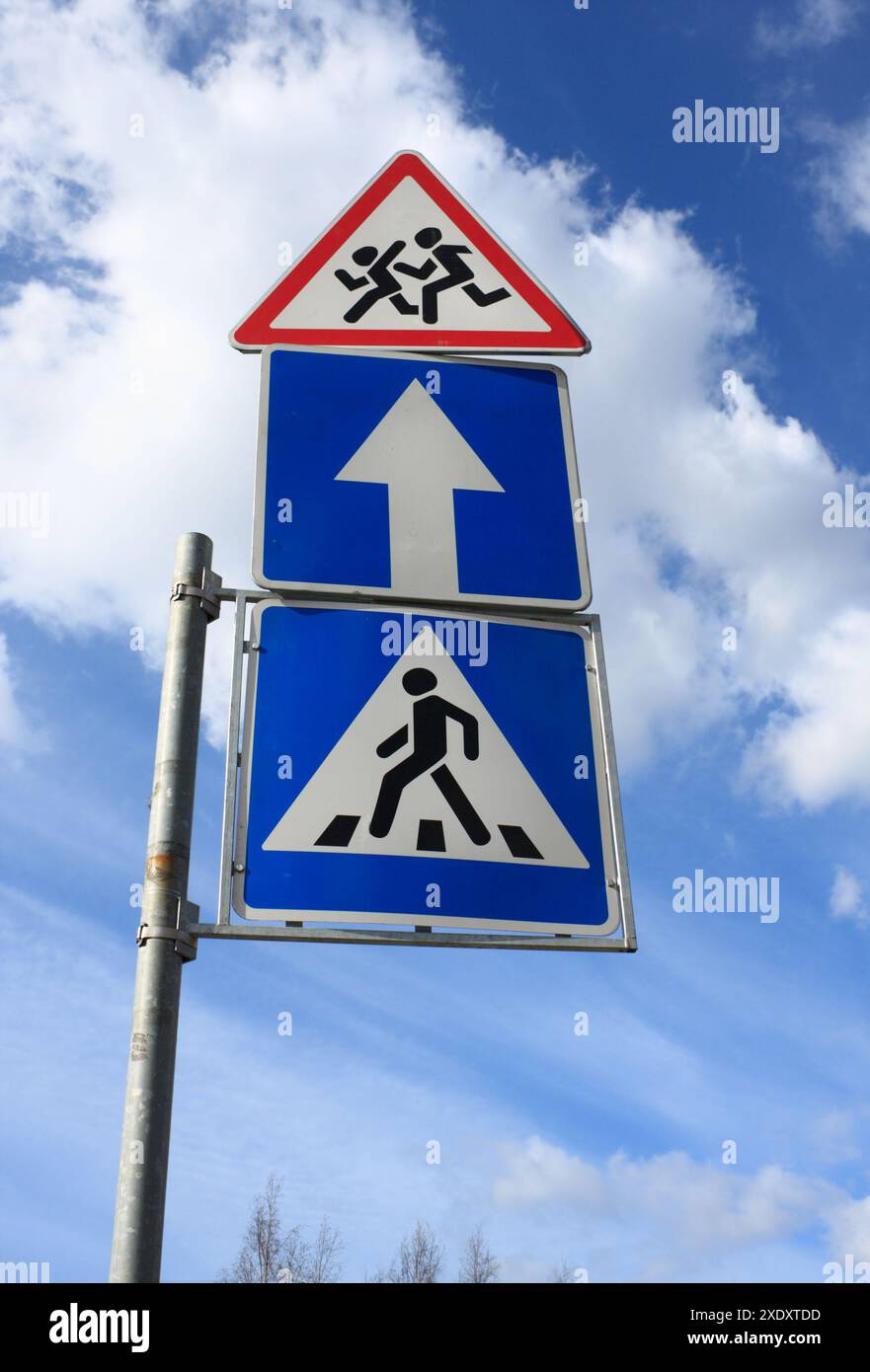 Red triangle signs hi-res stock photography and images - Alamy