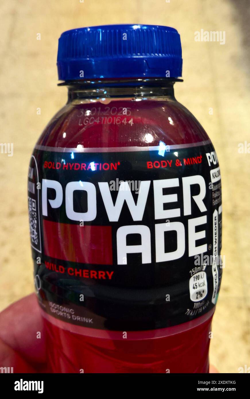 Powerade Bold Hydration mit Wild Cherry - Geschmack. Powerade ist eine ...
