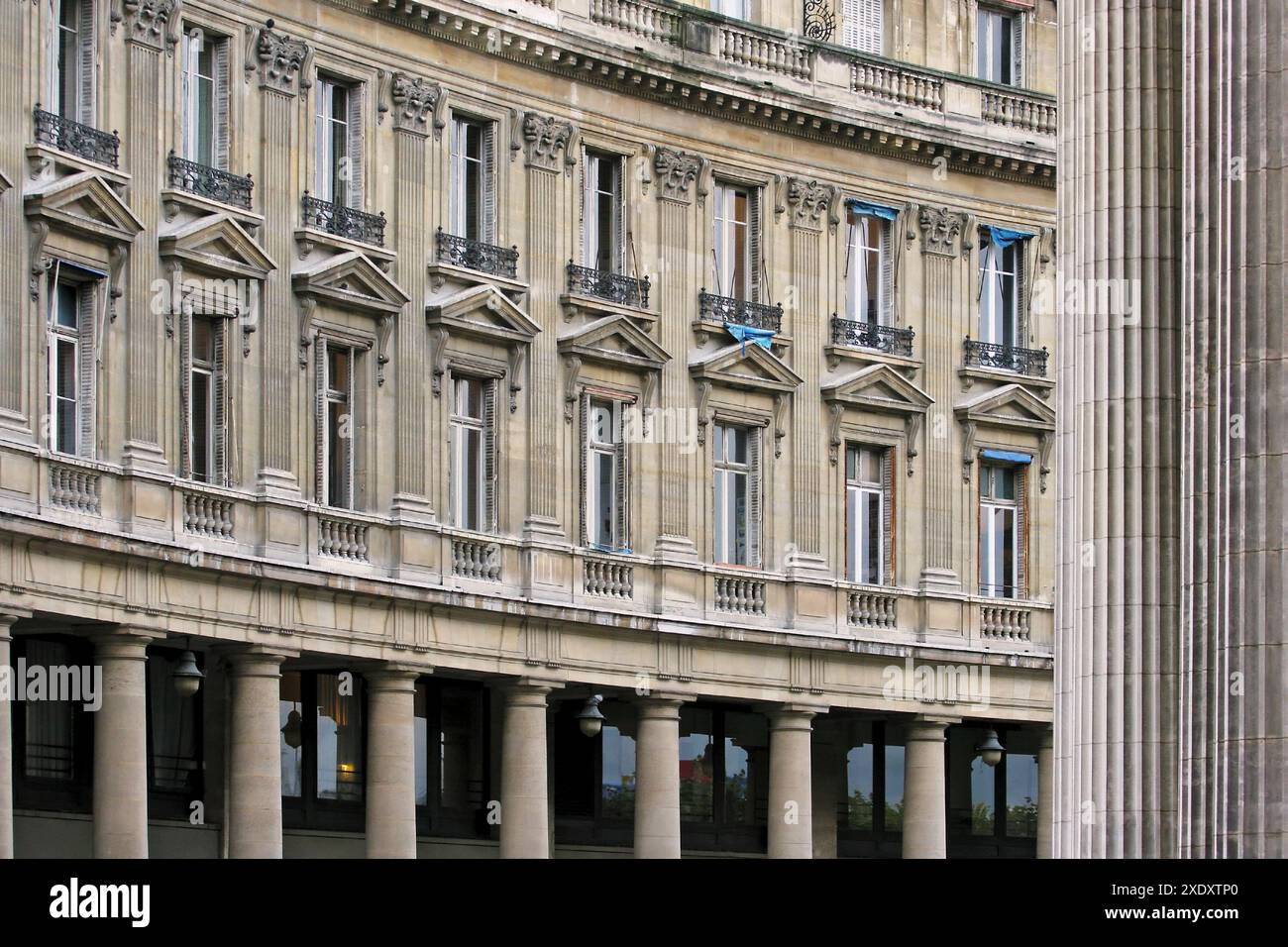 Paris building circular window hi-res stock photography and images - Alamy