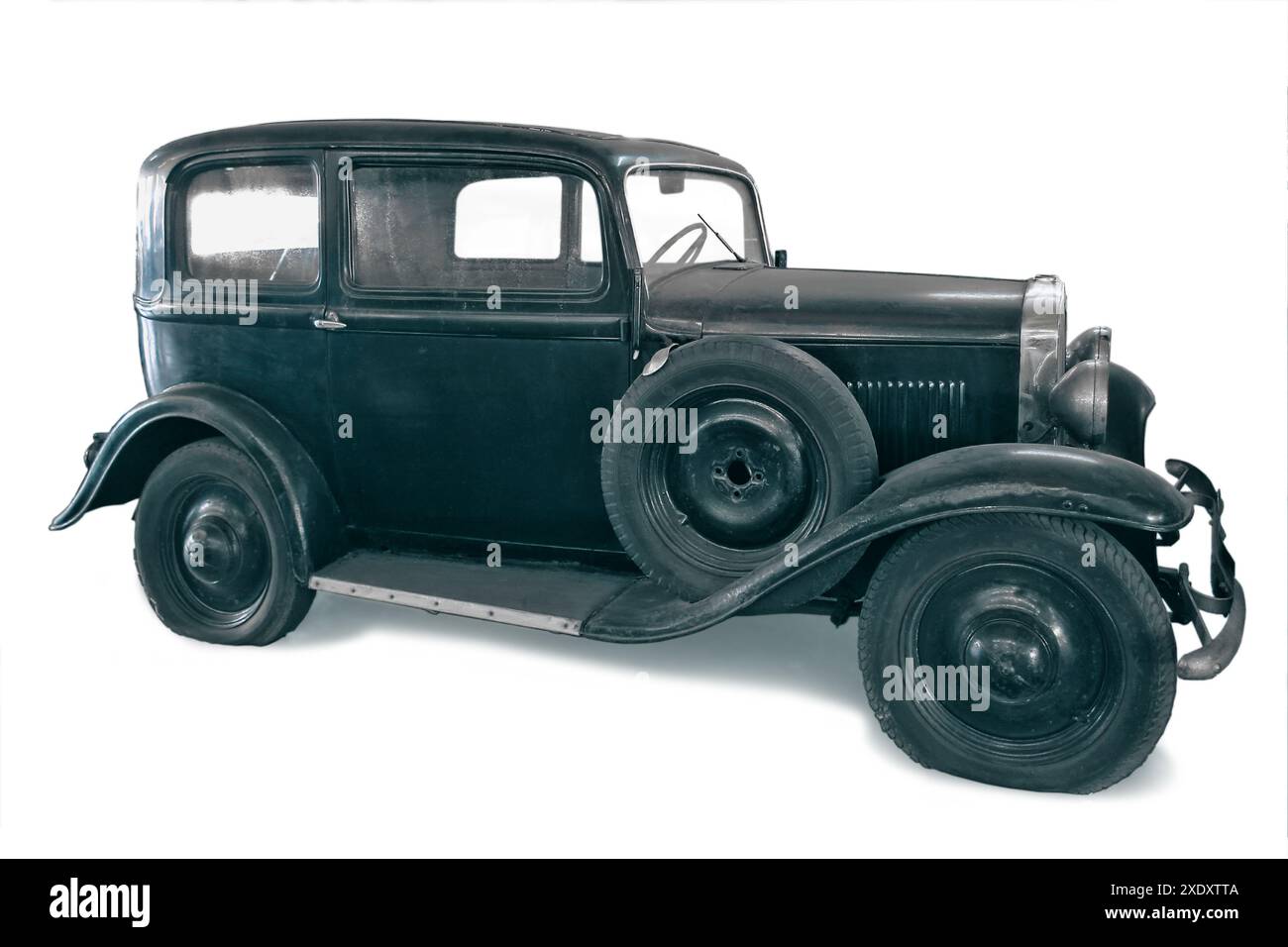 Unrestaurierter schwarzer Opel P4 (1935-1937) freigestellt; Unrestored black Opel P4 (1935-1937 ...