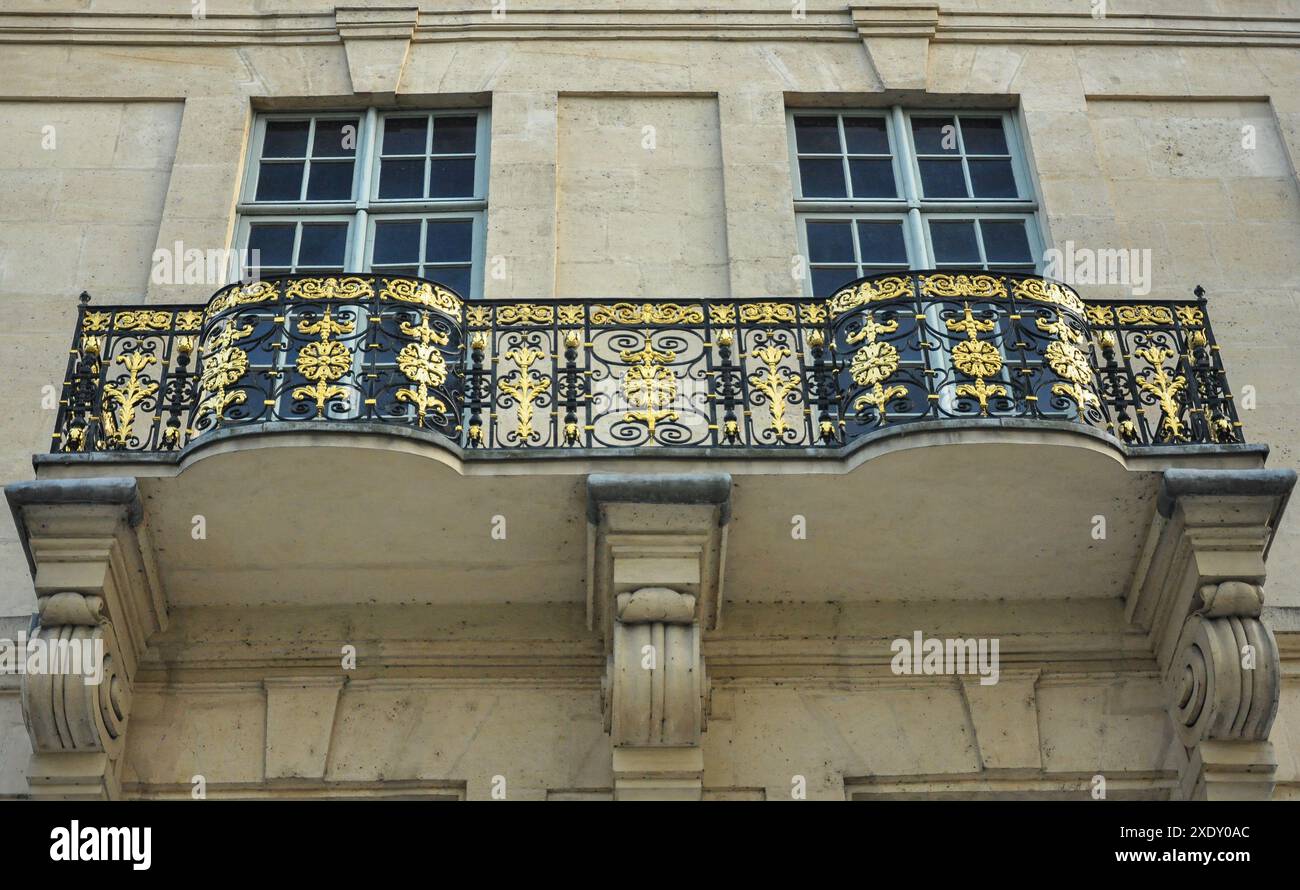 That unforgettable Parisian style, A classic parisian balcony in ...