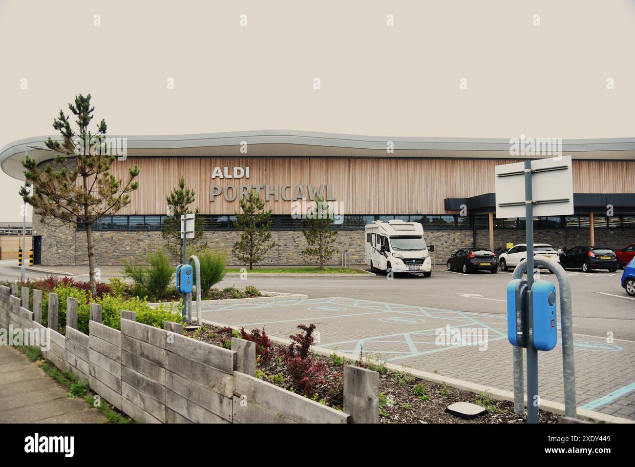 Smart looking aldi store hi-res stock photography and images - Alamy