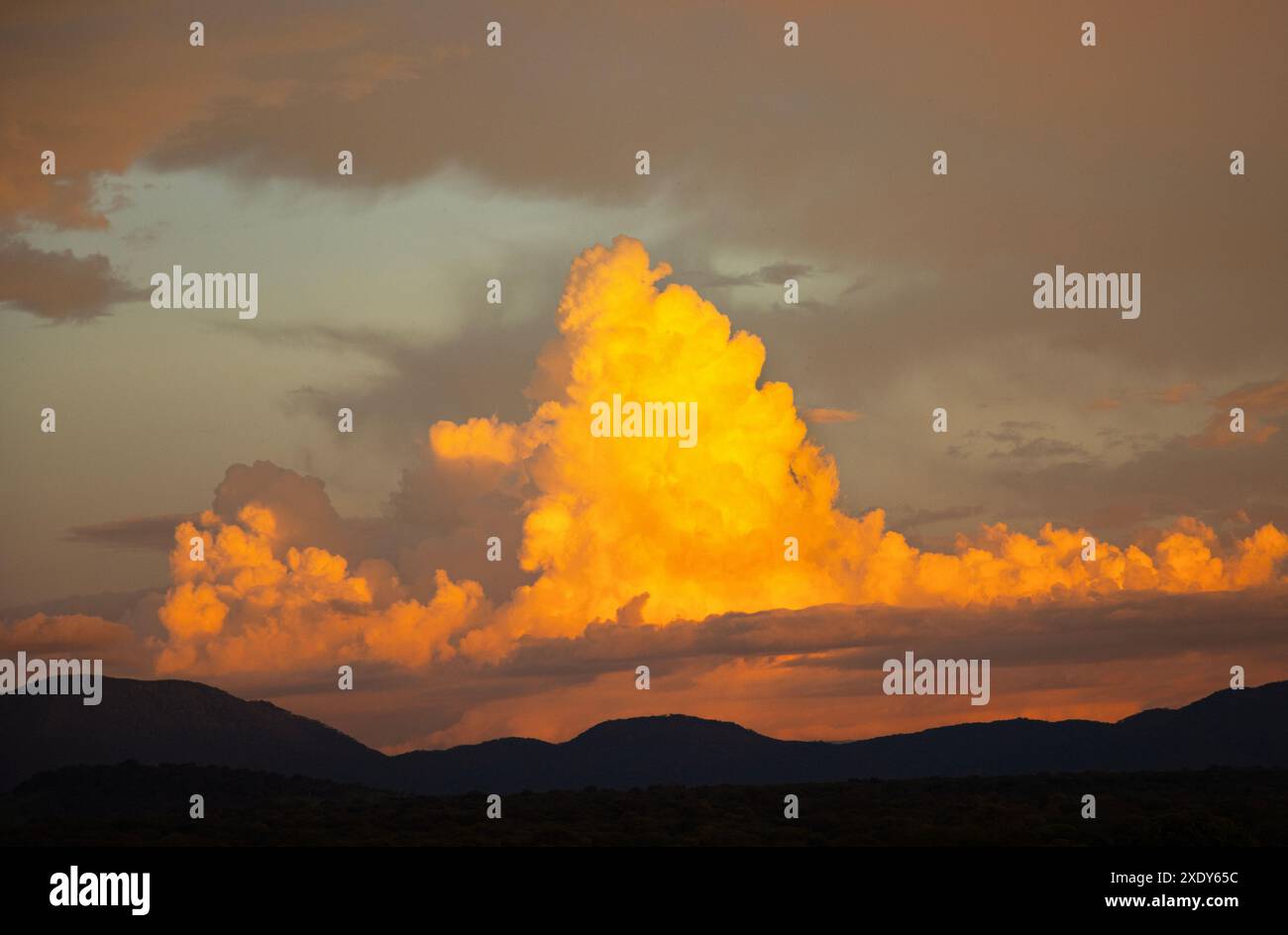 Anvil cloud lightening hi-res stock photography and images - Alamy