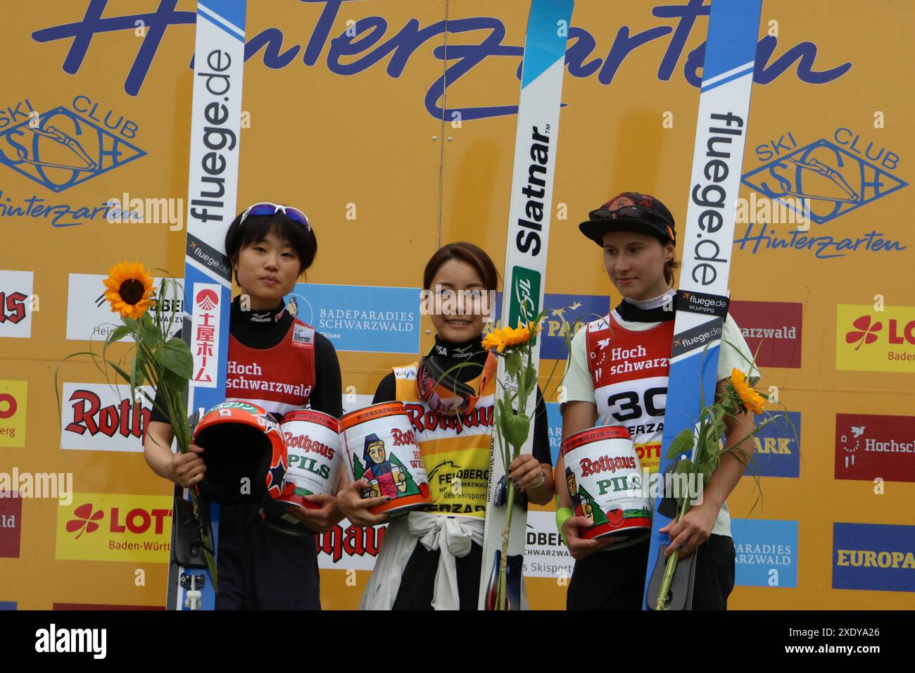 Siegertypen: v.li. Yuki Ito (Japan), Sara Takanashi (Japan), Ramona ...