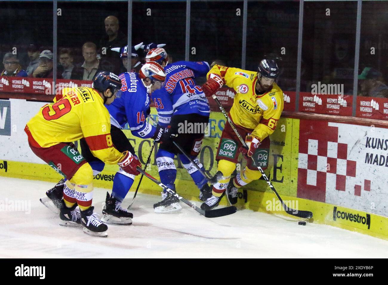 Packendes Duell an der Bande: v.li. Stefan Reiter, Simon Danner ...