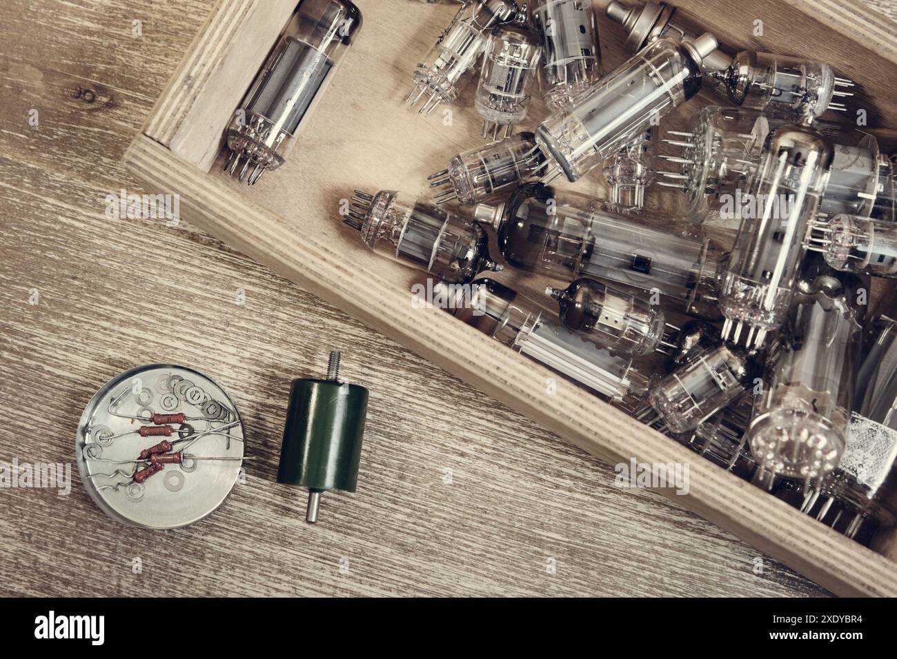 Vintage vacuum tubes hi-res stock photography and images - Alamy