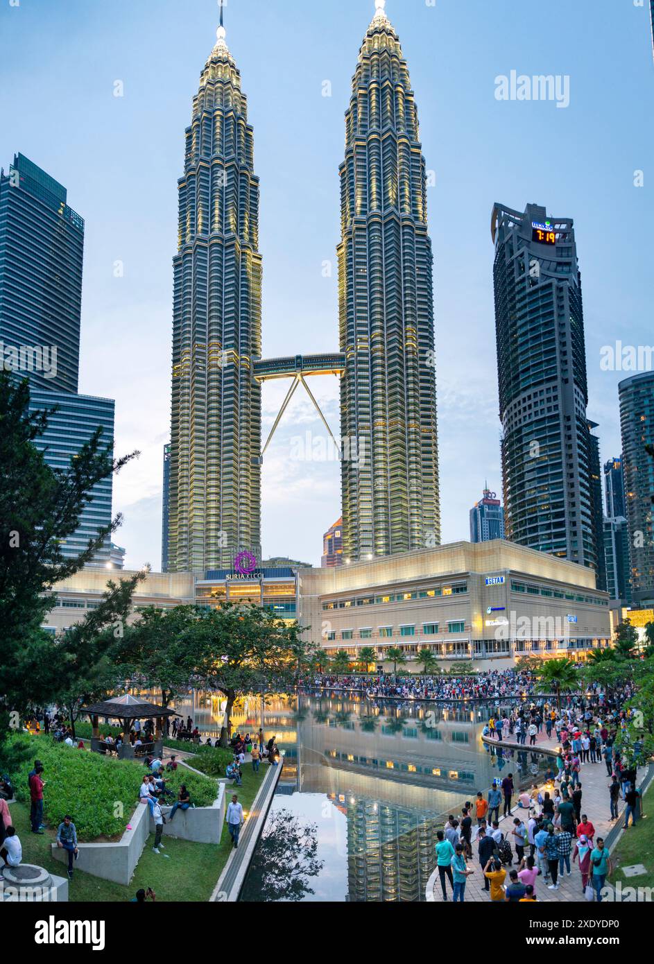 Esplanade lake symphony within klcc hi-res stock photography and images ...
