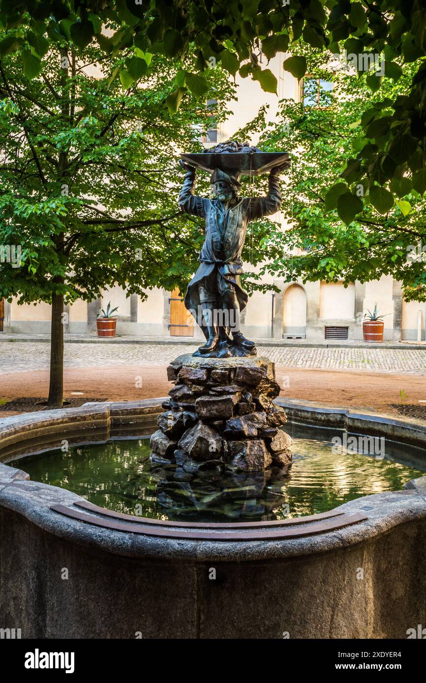 Fountain in courtyard of royal palace Stock Photo - Alamy