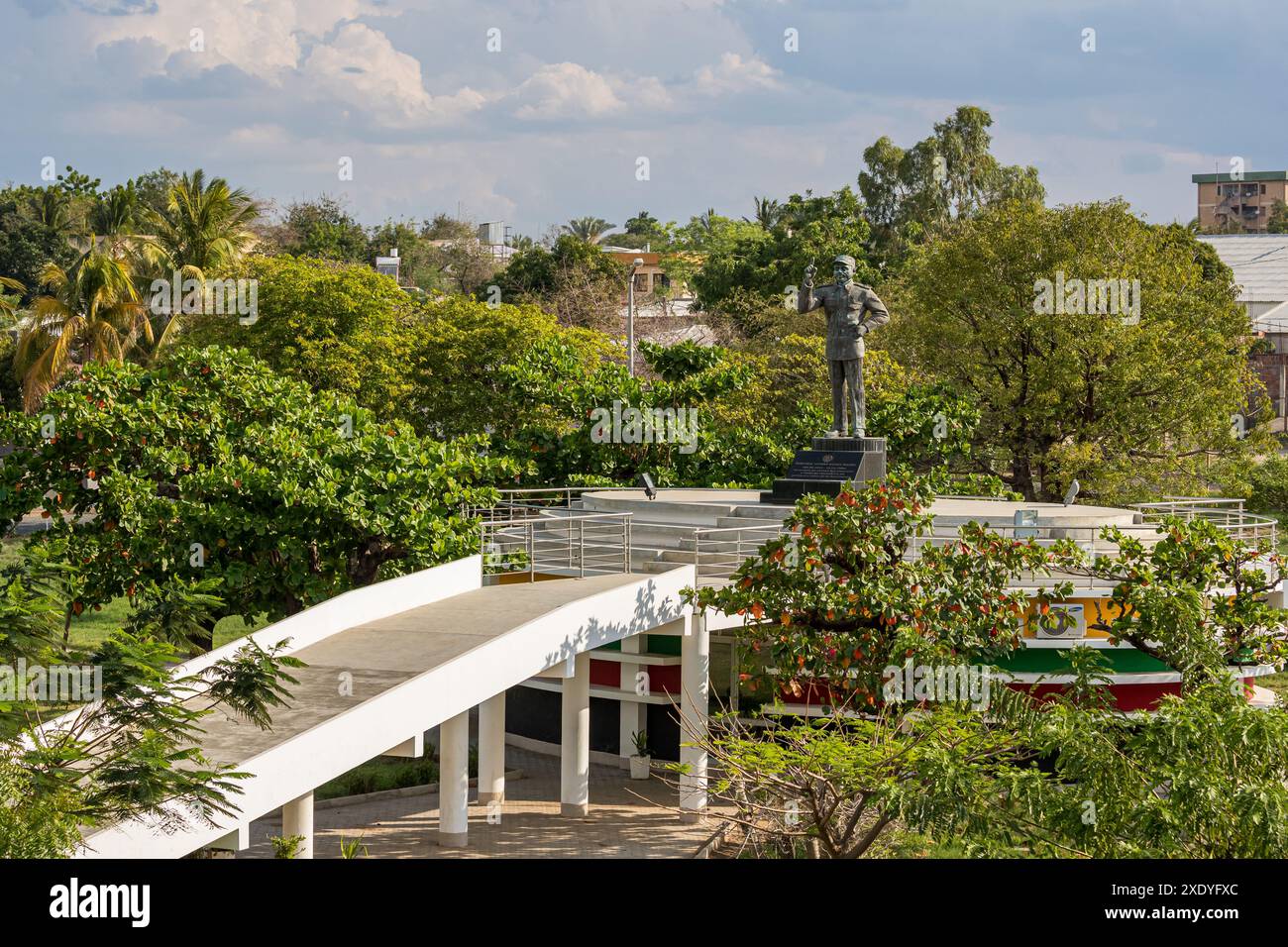 Mozambique, Tete, Tete cidade, Statue of Samora Machel Stock Photo - Alamy