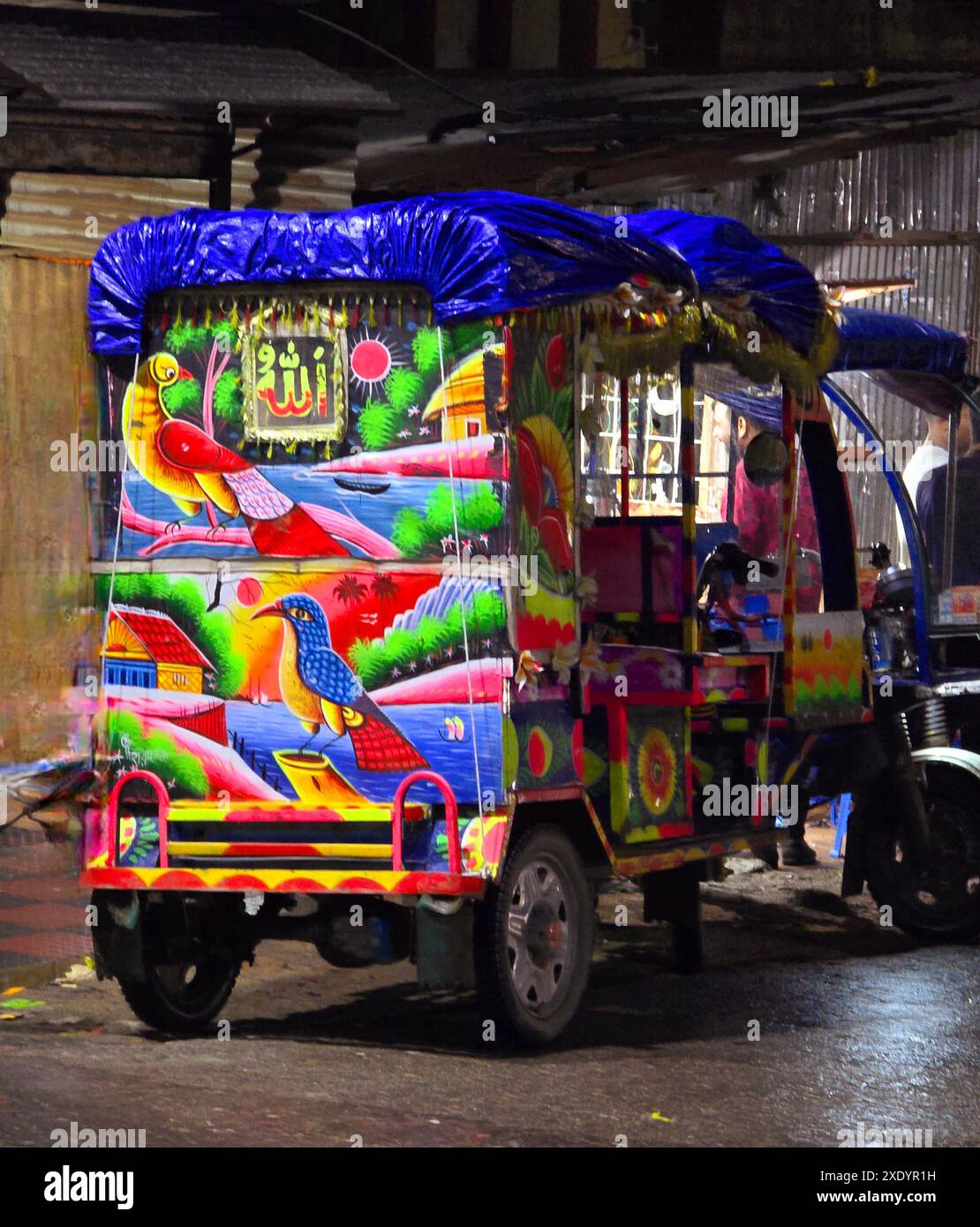 Auto rickshaw bangladesh hi-res stock photography and images - Alamy