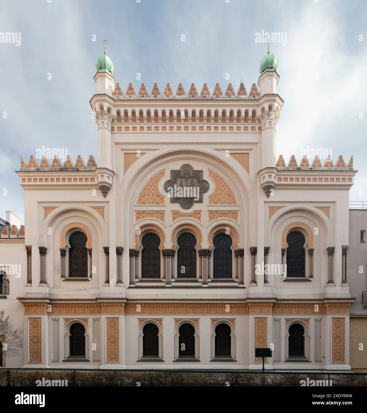 Spanish synagogue prague exterior hi-res stock photography and images ...