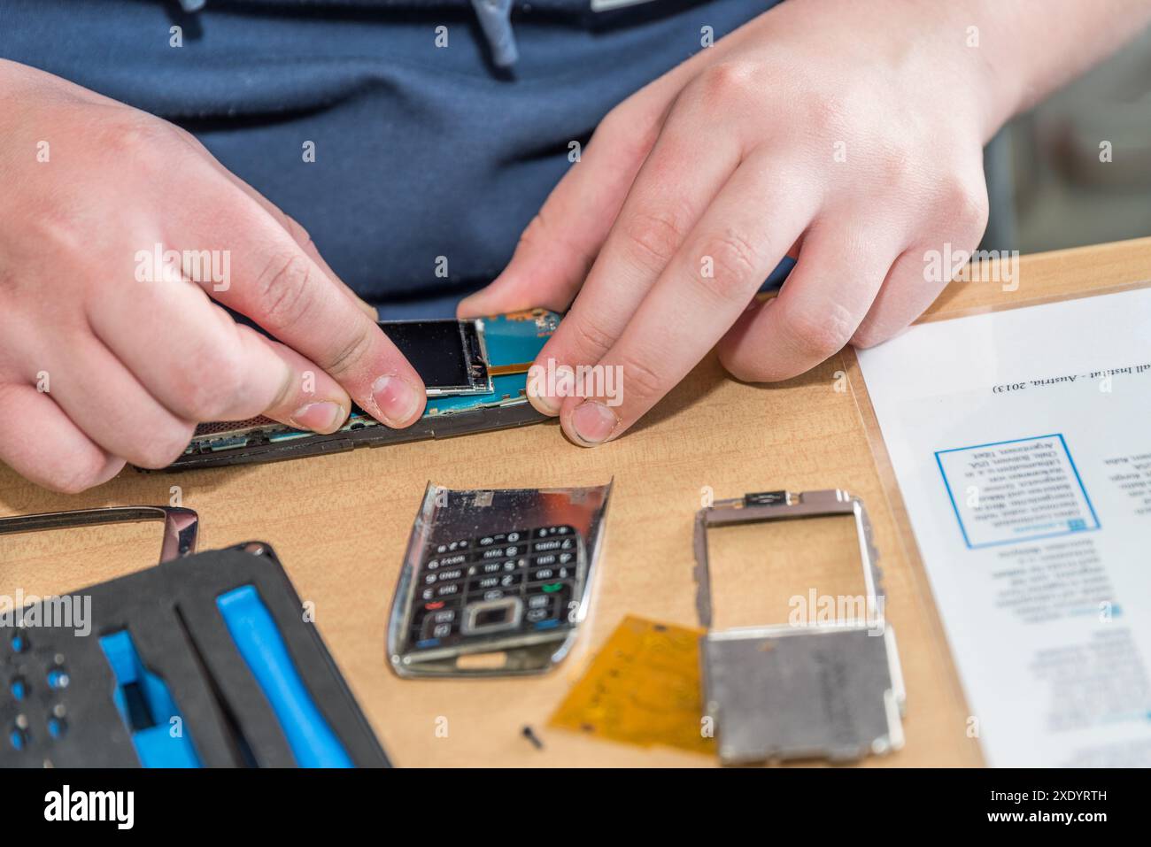 Recycling of old mobile phones - extraction of raw materials from ...