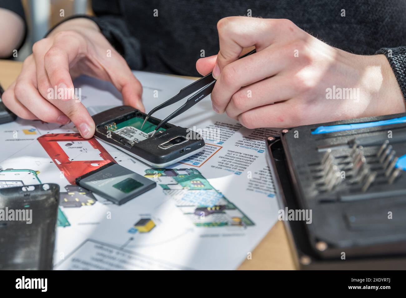 Phone recycling hi-res stock photography and images - Alamy