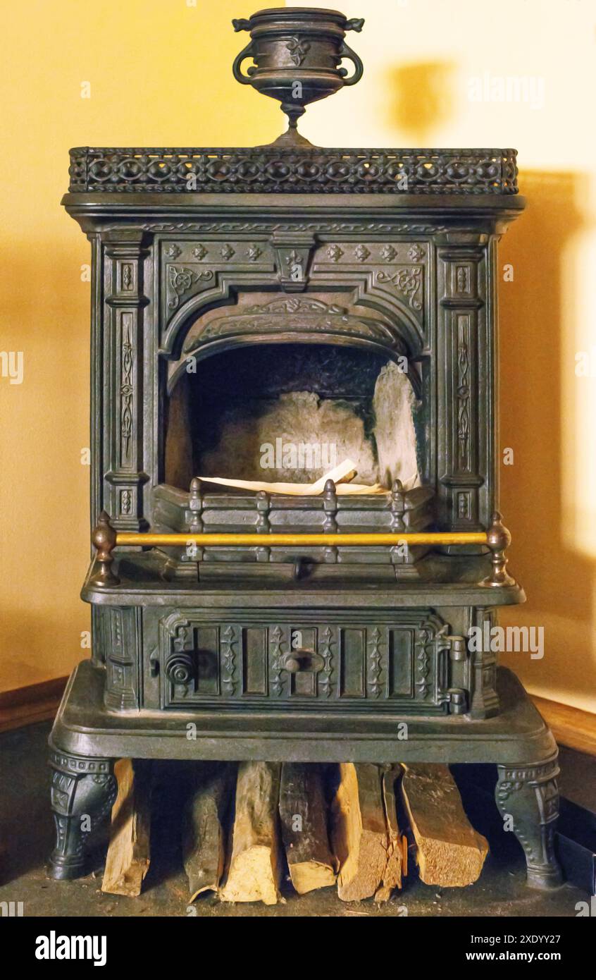 Old fashioned cast iron hi-res stock photography and images - Alamy